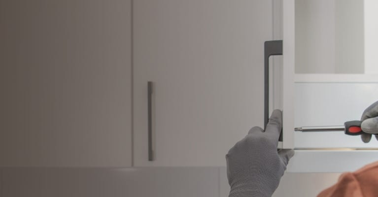 The Best Ways to Replace your Kitchen Cabinet Handles | Hiatt Hardware