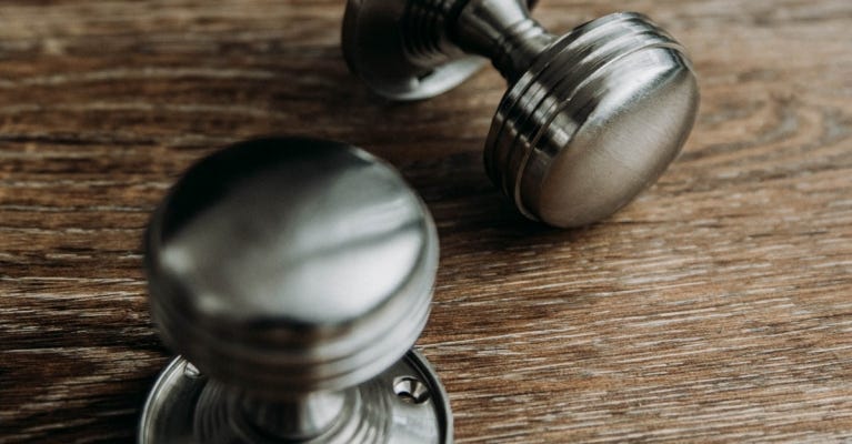 What Is The Difference Between A Sprung And An Unsprung Doorknob ...