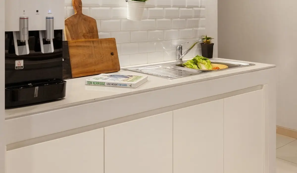 The Pros & Cons of Handless Kitchens | Handles or No Handles In Your ...